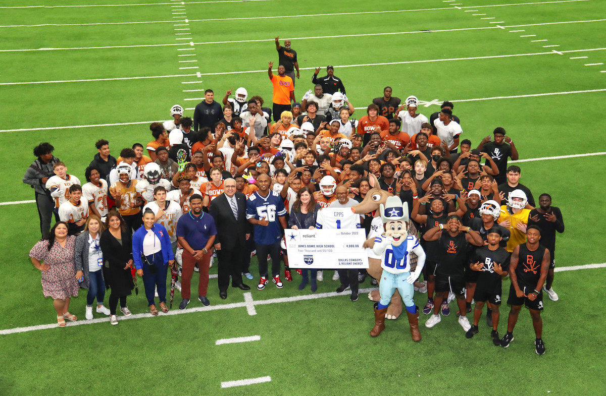 Cowboys honor Bowie High School coach for class acts