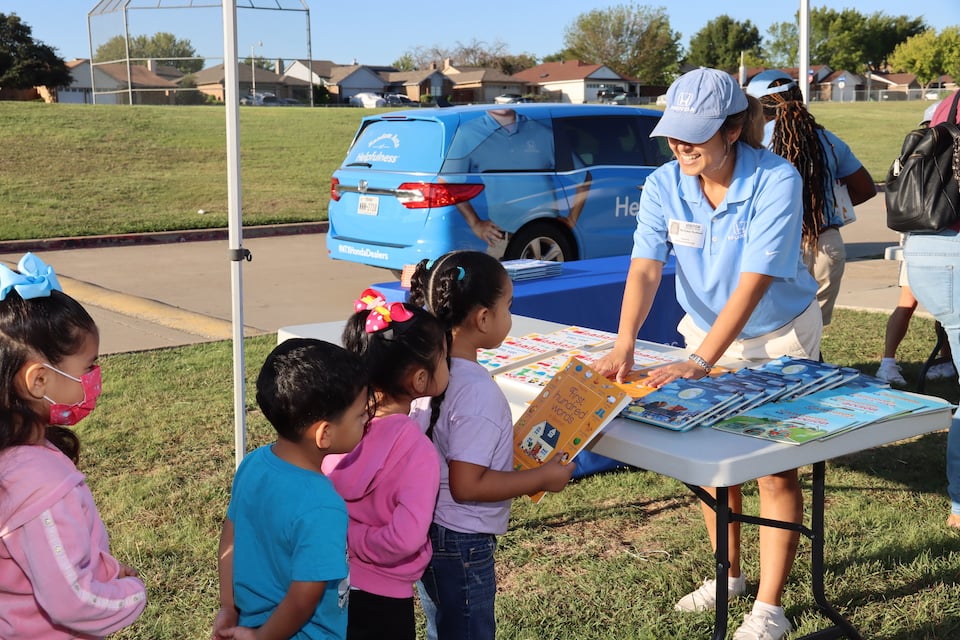 Bebensee Elementary Students Receive Free Books from Honda » Arlington ISD