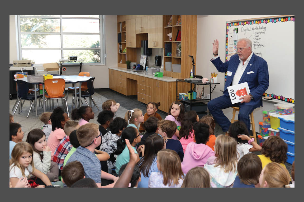 Mayor Jim Ross reads to Duff Elementary second graders