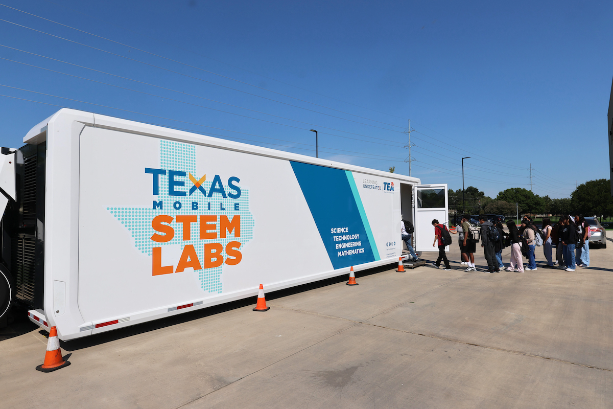 Texas Mobile STEM Lab brings hands-on learning to Arlington ISD